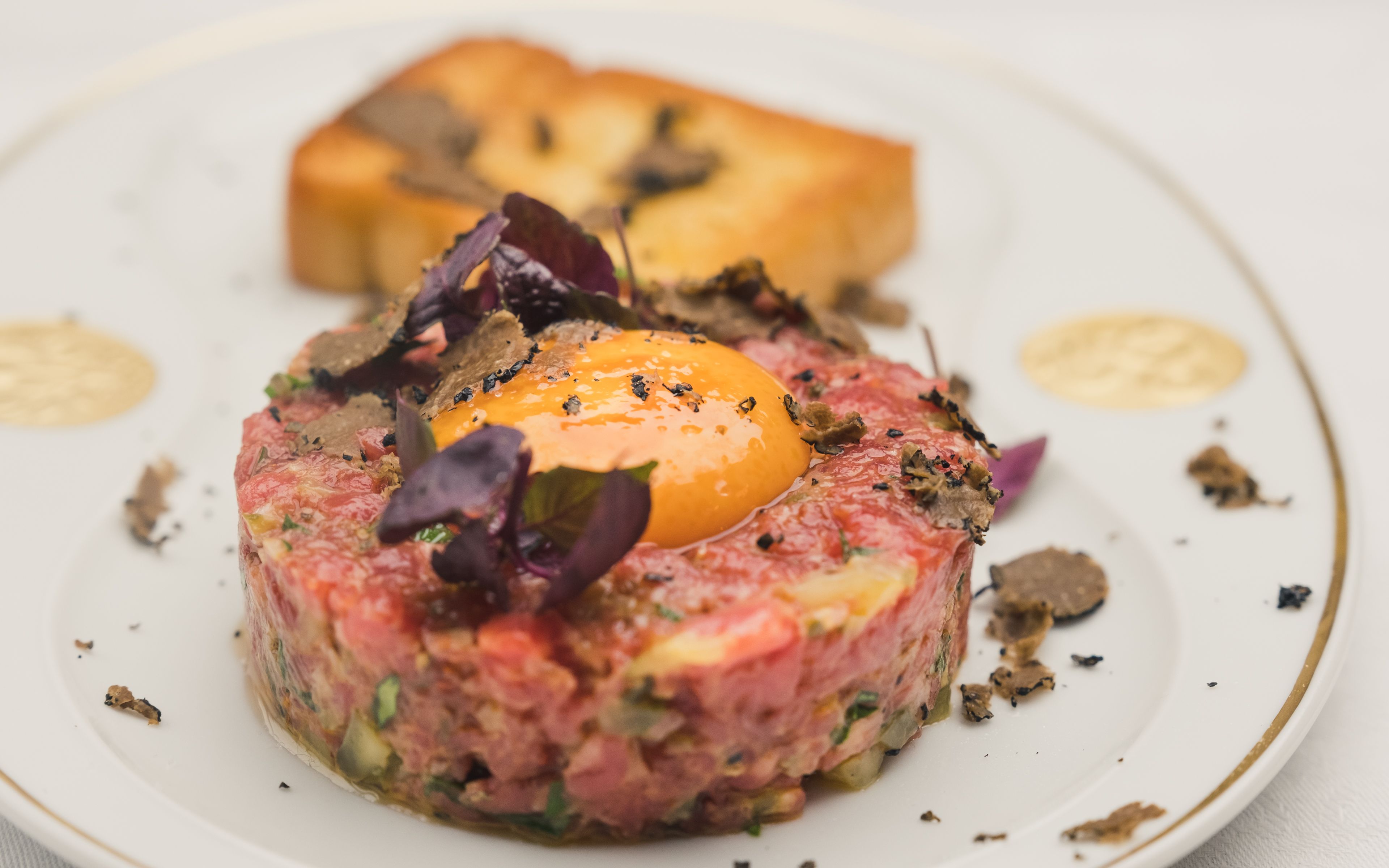 Rindertatar mit konfiertem Ei | Rezept von Johann Lafer