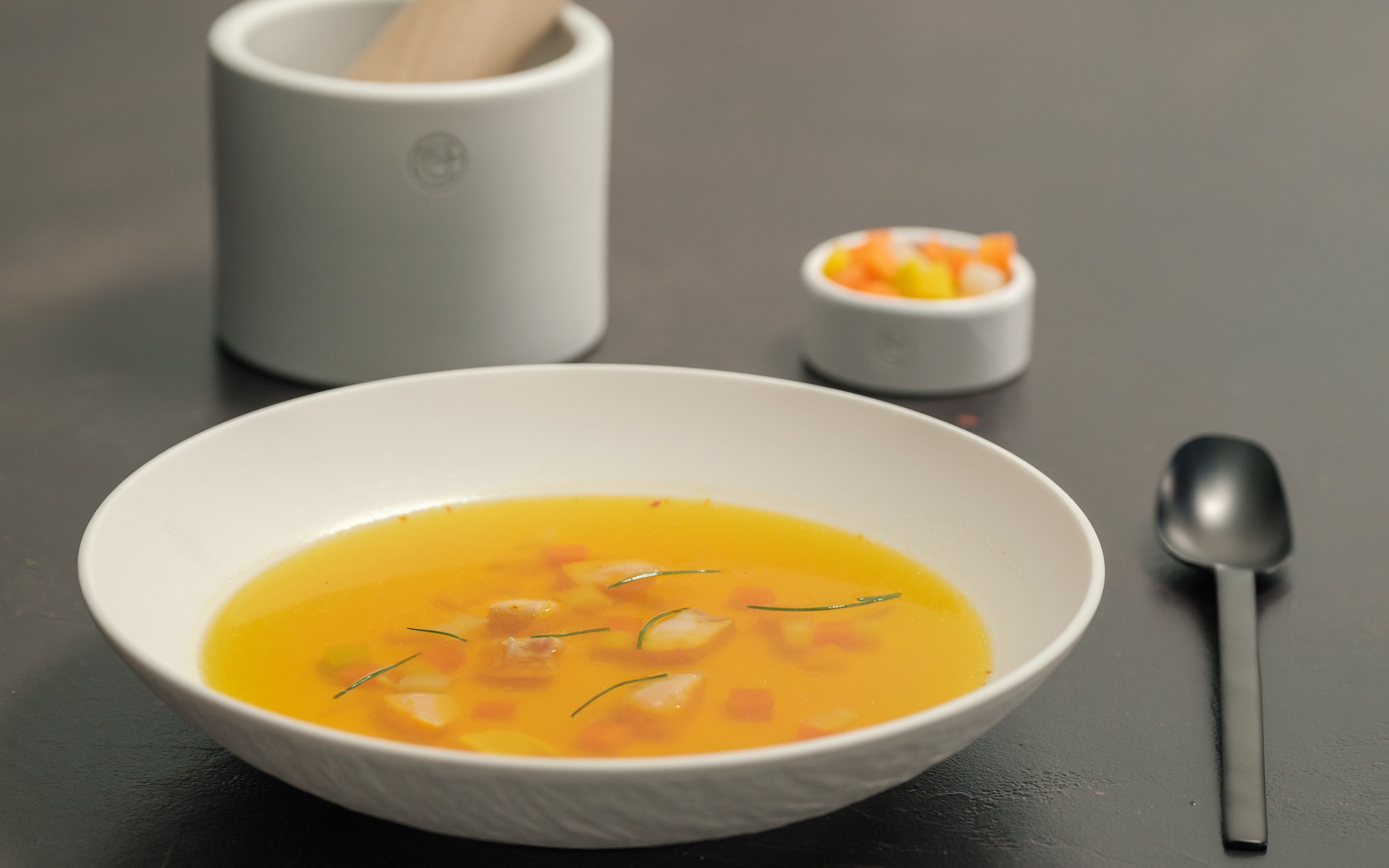 Essenz vom Seefisch mit Wurzelgemüse und pannonischem Safran | Rezept ...