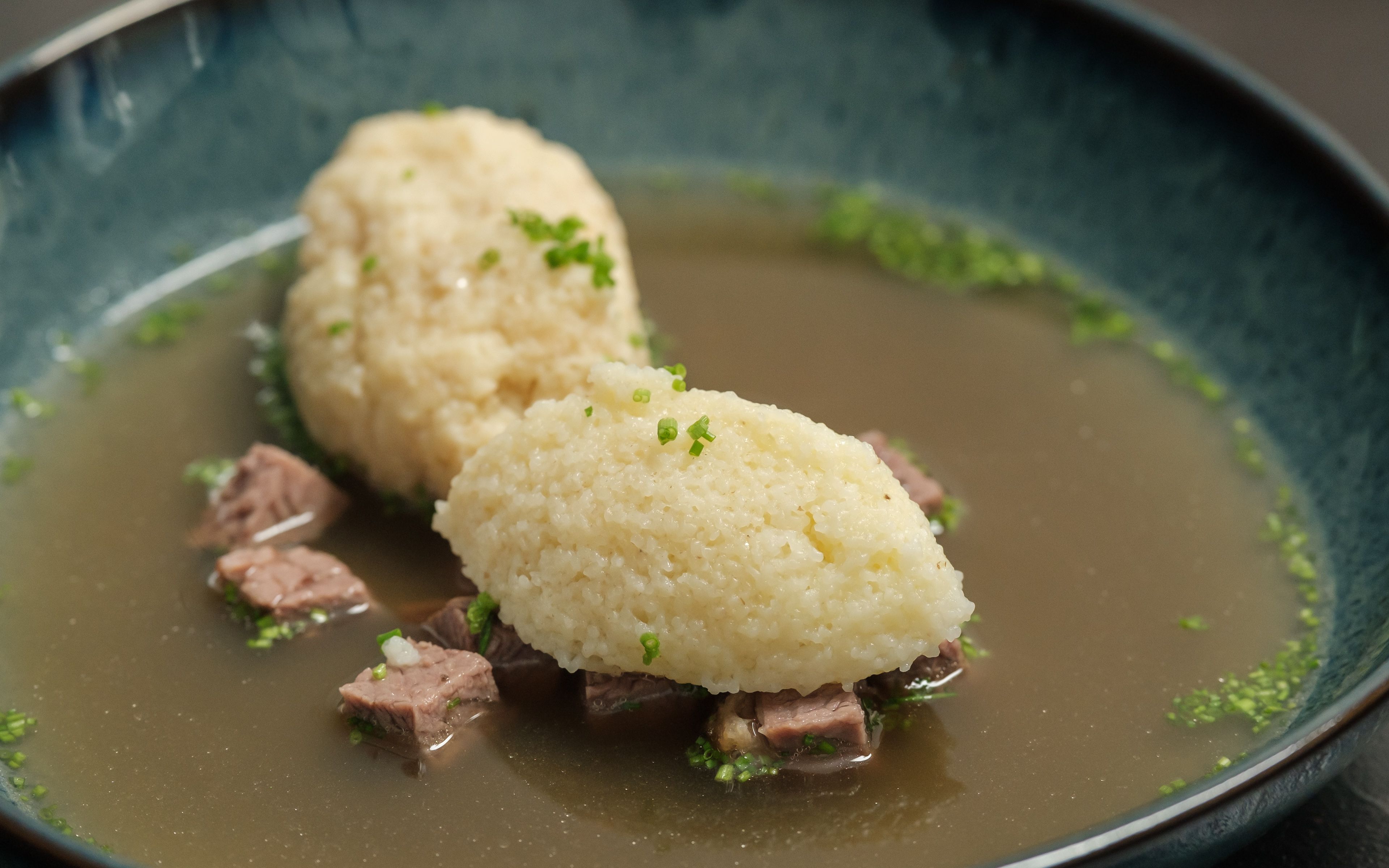 Kräftige Rindsuppe mit Butternockerl und Grießnockerl | Rezept von ...